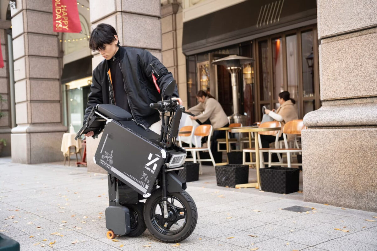 Cette petite moto électrique peut se transformer en bagage cabine